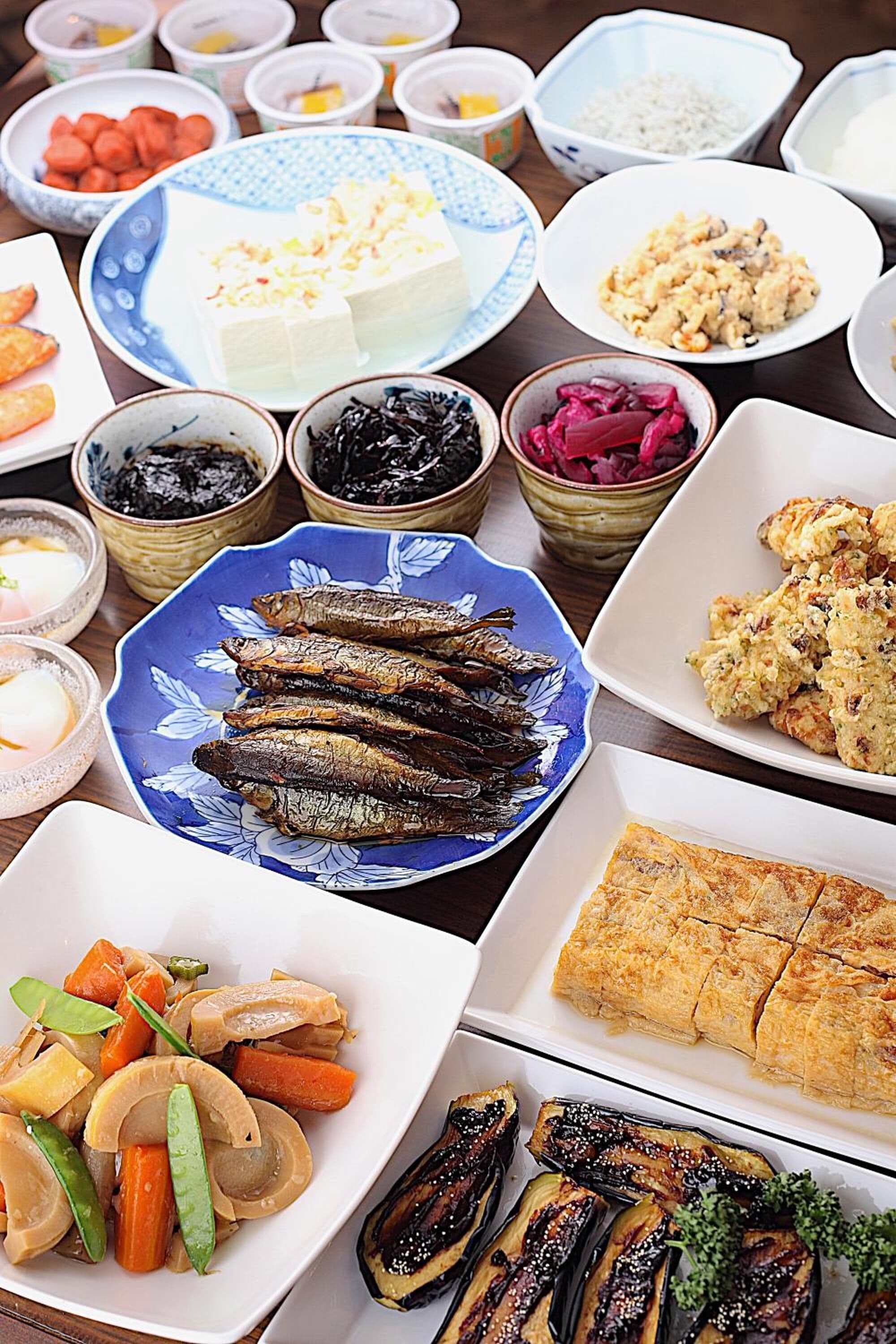 Diversos pratos, incluindo peixe, legumes e arroz.