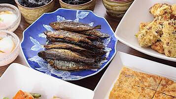 Diversos pratos, incluindo peixe, legumes e arroz.
