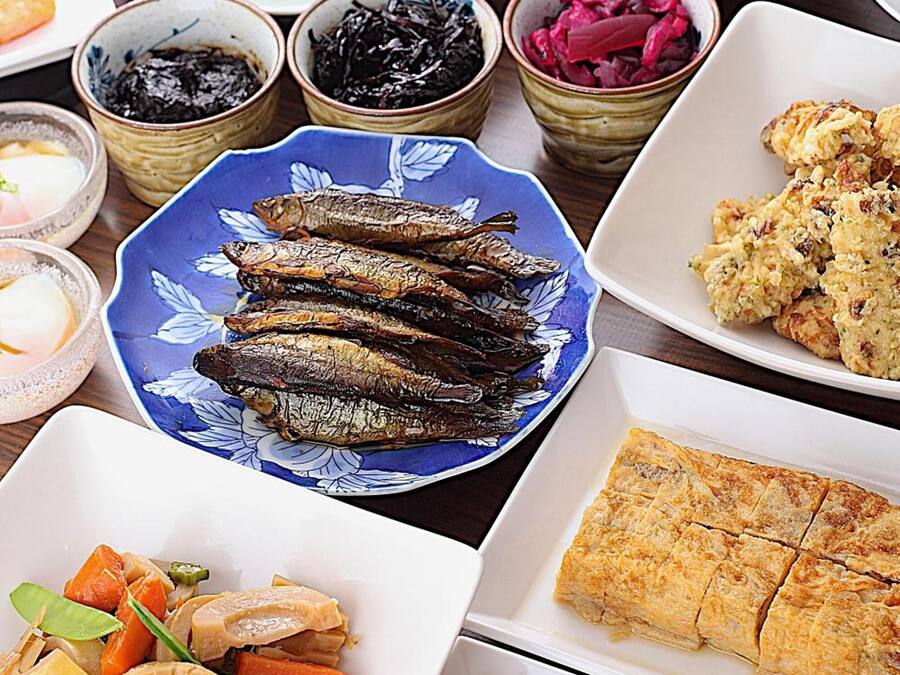 Diversos pratos, incluindo peixe, legumes e arroz.