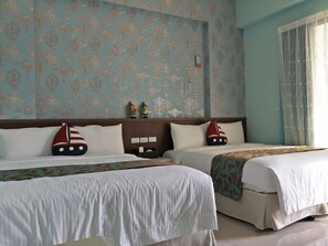 Quarto quádruplo | Escrivaninha, cortinas blackout, quartos à prova de som