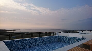 Piscina exterior, uma piscina no terraço, espreguiçadeiras