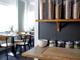 Café da manhã com buffet grátis todos os dias