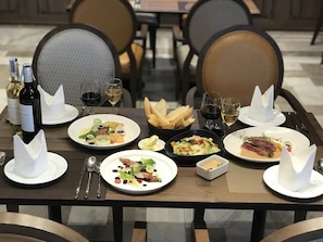 Pequeno-almoço tipo buffet diário mediante uma taxa 