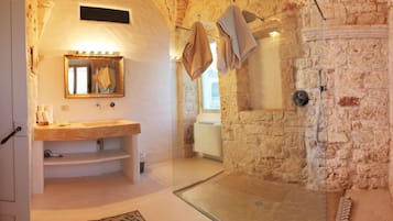 Quarto Duplo Deluxe, varanda | Casa de banho | Um polibã, artigos de higiene pessoal grátis, um secador de cabelo
