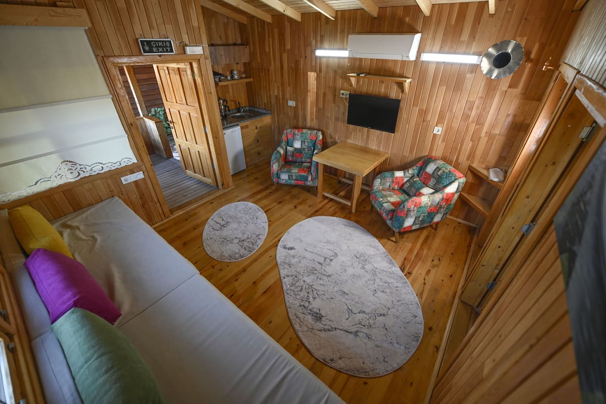 Bungalow Tradicional | Sala | Televisor de ecrã plano de 32 polegadas com canais via satélite