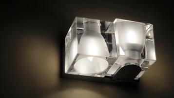 Uma luminária moderna, geométrica, com design claro e angular.
