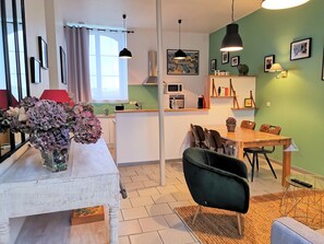 Apartamento conforto, 1 quarto, para não fumantes, cozinha (La Marelle) | Área de estar | TV de tela plana