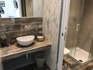 Quarto triplo | Banheiro | Chuveiro, ducha de hidromassagem, produtos de toalete grátis