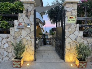 Fachada do alojamento (tarde/noite)