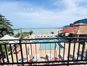 Piscina externa, guarda-sóis, espreguiçadeiras