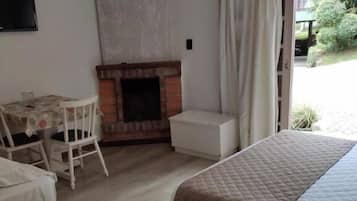 Frigobar, escrivaninha, Wi-Fi de cortesia, roupa de cama