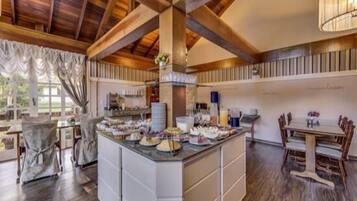Café da manhã com buffet grátis todos os dias