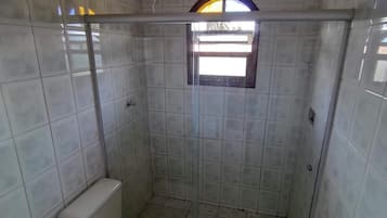 Um polibã, um secador de cabelo, toalhas fornecidas