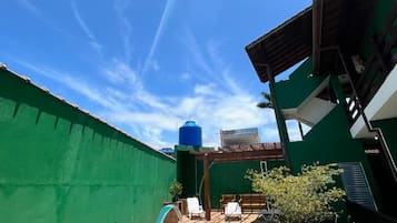 Piscina externa, funciona das 8h às 20h, espreguiçadeiras