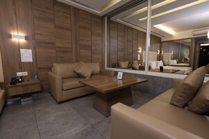 Suíte júnior | Frigobar, cofres nos quartos, escrivaninha, cortinas blackout