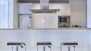 Apartamento superior, 2 quartos | Cozinha privada | Geladeira grande, micro-ondas, fogão, cooktop