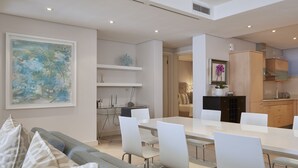 Apartamento premium, 2 quartos | Opções para refeição no quarto