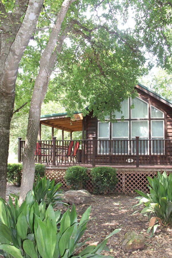 Mendelbaum Winery Guest Cabins - Luckenbach, TX