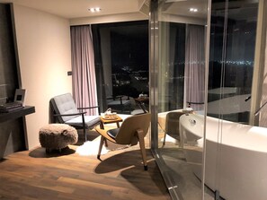 Quarto Duplo Nobre, 1 quarto, banheira de hidromassagem grande, vista para o oceano | Sala de estar | Televisor LED de 40 polegadas com canais por cabo, Smart TV 