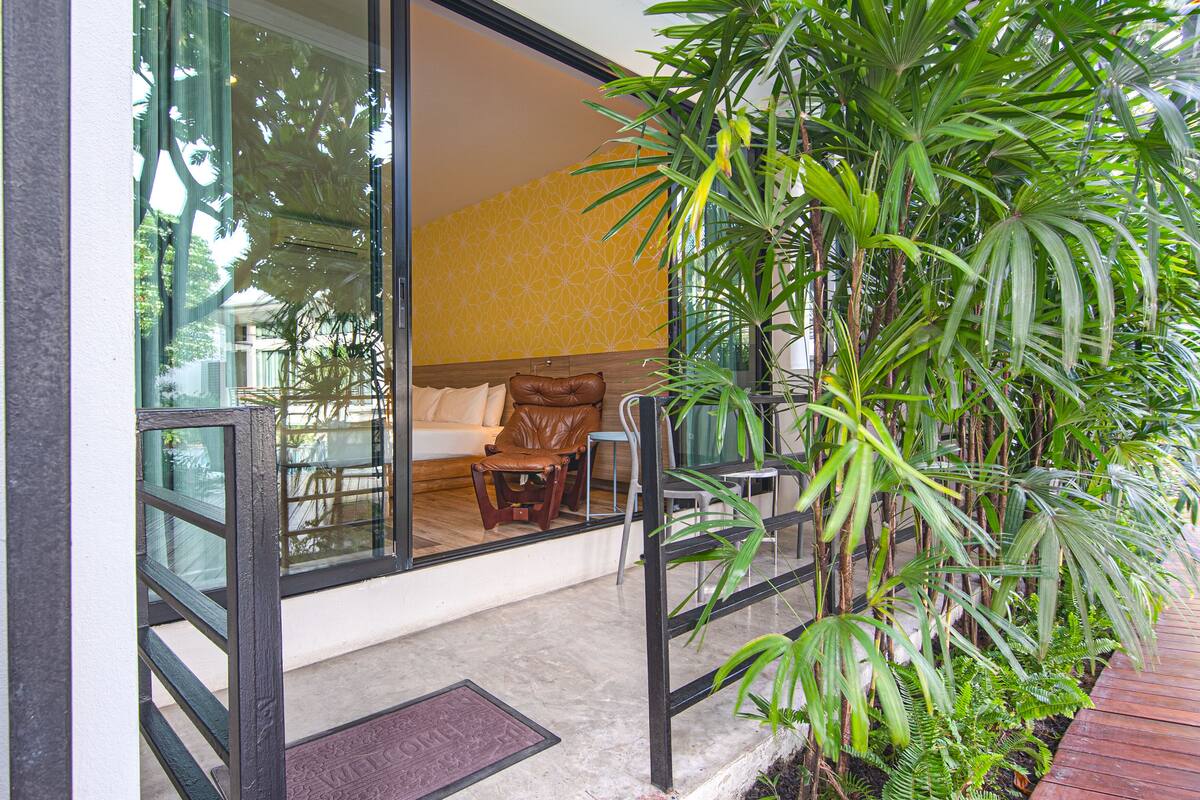 Abertura para uma sala com sofá, cadeiras e mesa de centro.
