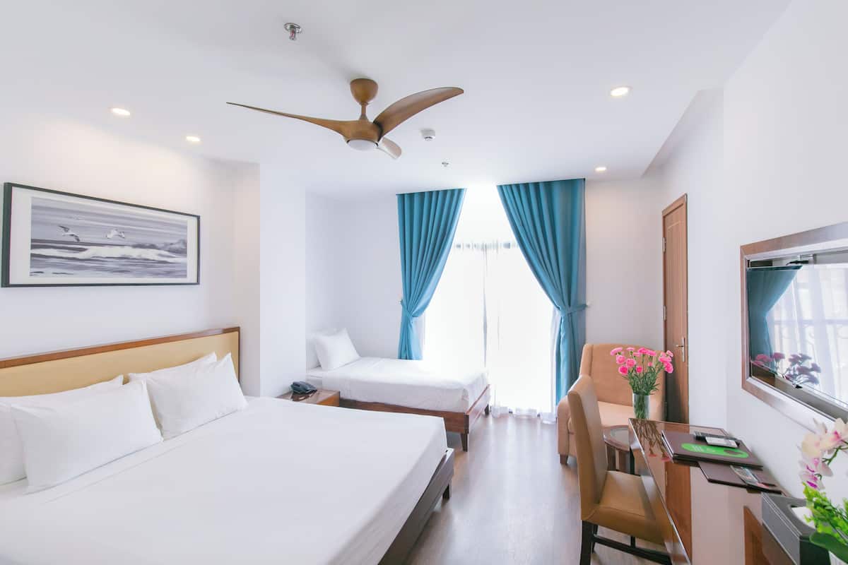 Quarto Triplo Deluxe, acesso à piscina, Vista para a cidade | 1 quarto, roupa de alta qualidade, camas de colchão viscoelástico