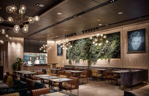 Café da manhã com buffet todos os dias (HKD 108 por pessoa) 