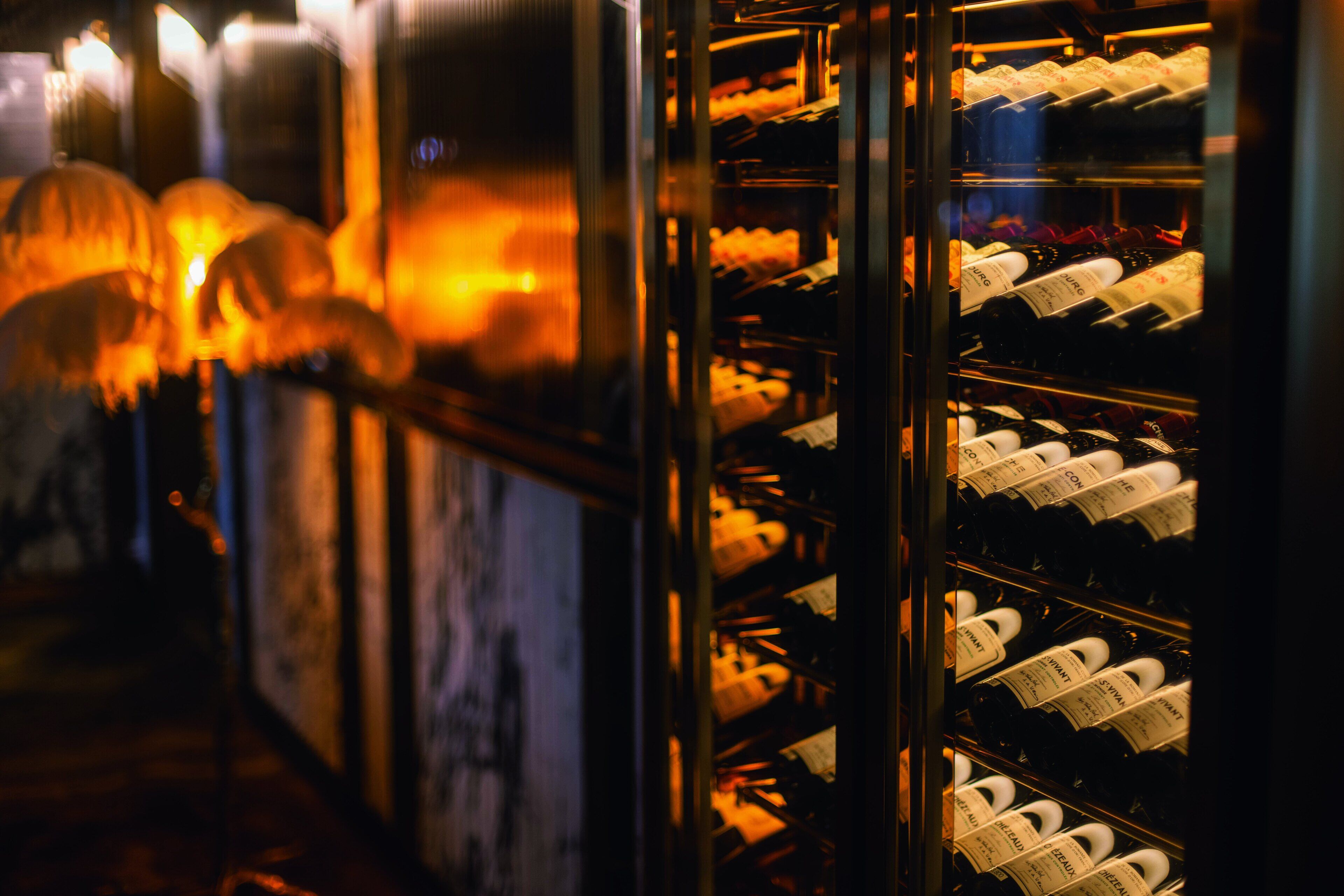 Uma adega com fileiras de garrafas de vinho.