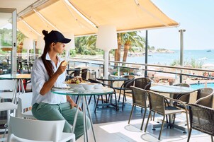 2 restaurantes, pequenos-almoços servidos, cozinha internacional 