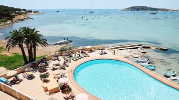 Piscina externa sazonal, funciona das 9h às 19h, guarda-sóis