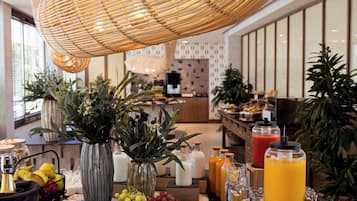 Café da manhã com buffet todos os dias mediante uma taxa