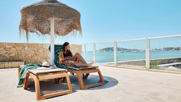Piscina externa sazonal, funciona das 9h às 19h, guarda-sóis