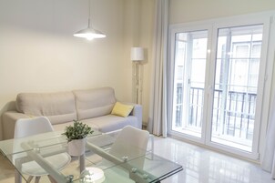 Apartamento, 1 quarto, varanda | Sala | TV de ecrã plano 