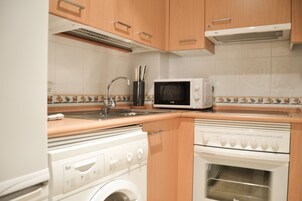 Apartamento, 1 quarto, varanda | Cozinha privada | Um frigorífico/congelador grande, um micro-ondas, uma cafeteira/bule 