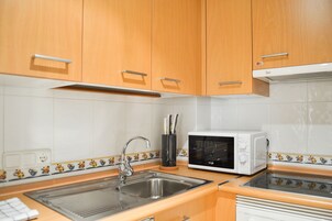 Apartamento, 1 quarto, varanda | Cozinha privada | Um frigorífico/congelador grande, um micro-ondas, uma cafeteira/bule 