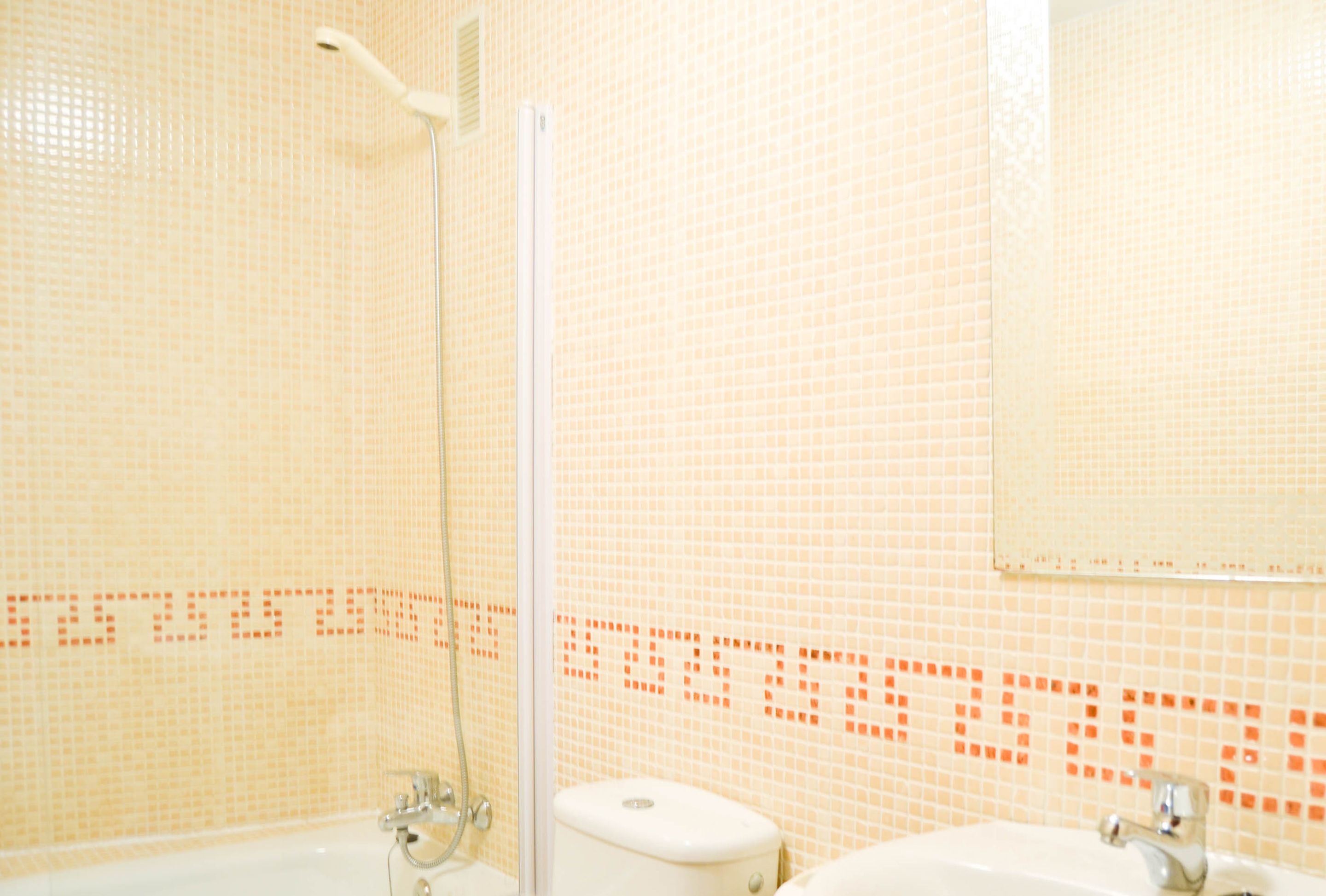 Apartamento, varanda | Casa de banho | Uma combinação polibã/banheira, artigos de higiene pessoal grátis 