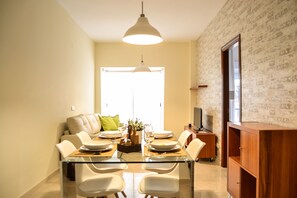 Apartamento, varanda | Sala | TV de ecrã plano 