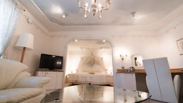 Frigobar, cofres nos quartos, escrivaninha, cortinas blackout