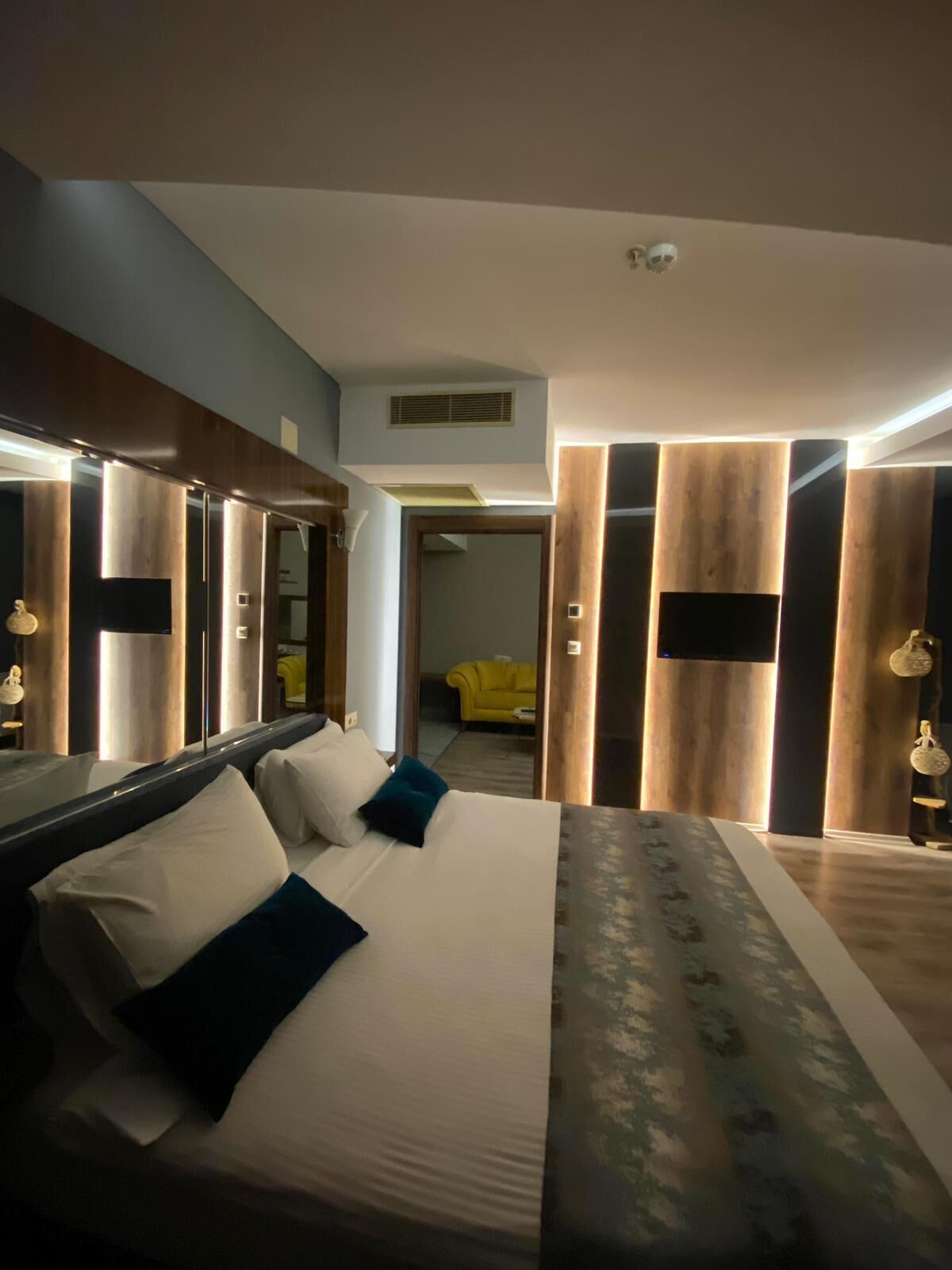 Quarto Duplo Deluxe | Minibar, cofre no quarto, secretária, quartos insonorizados 