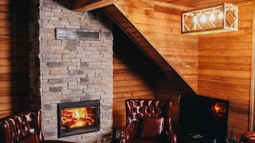 Chalé de Luxo, 2 quartos, junto ao jardim (5 Pax) | Sala de estar | Televisor LCD, lareira