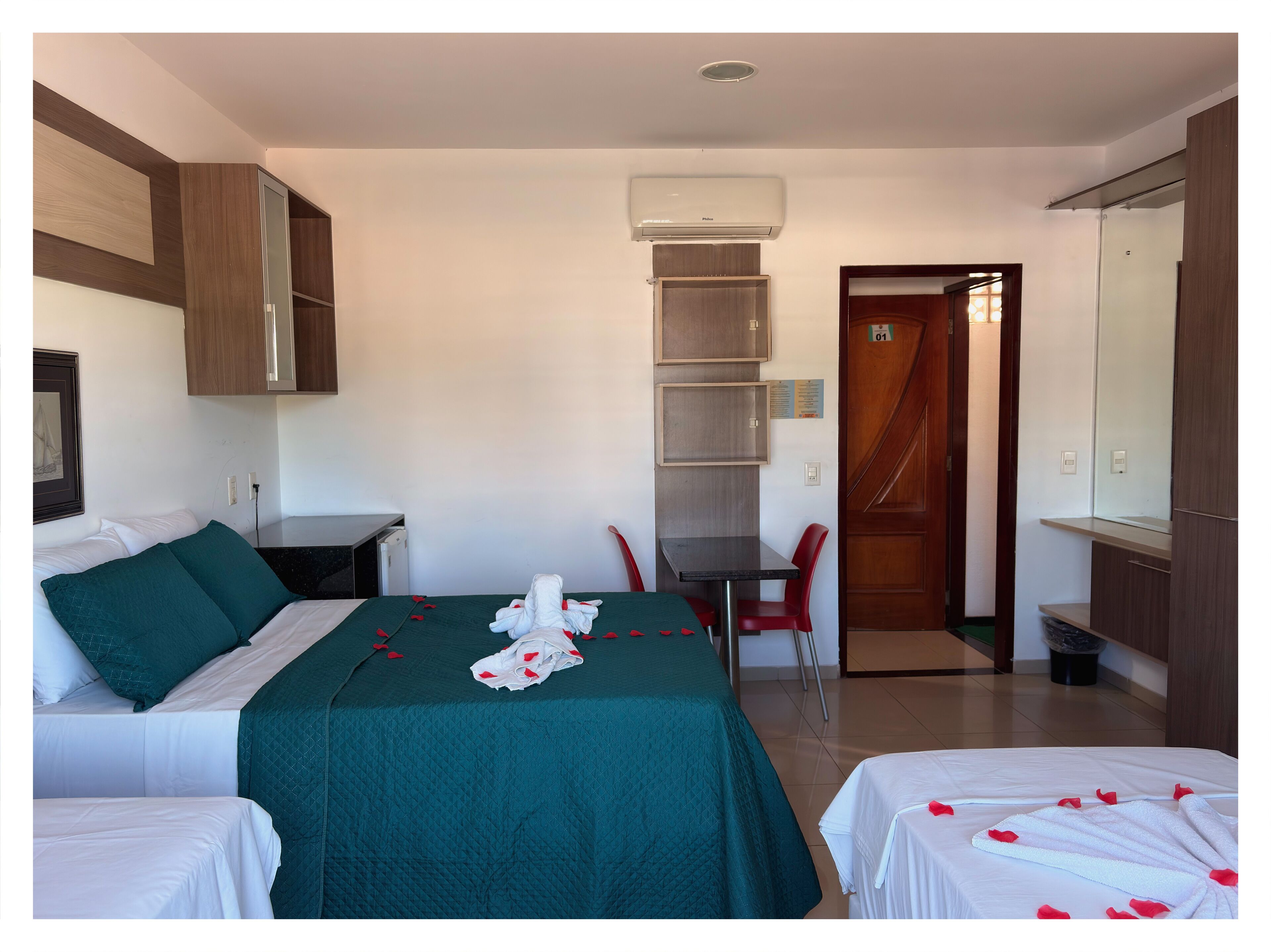 Quarto quádruplo conforto | Cortinas blackout, ferros/tábuas de passar roupa, Wi-Fi de cortesia