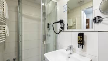 Quarto solteiro standard | Banheiro | Chuveiro, toalhas de banho