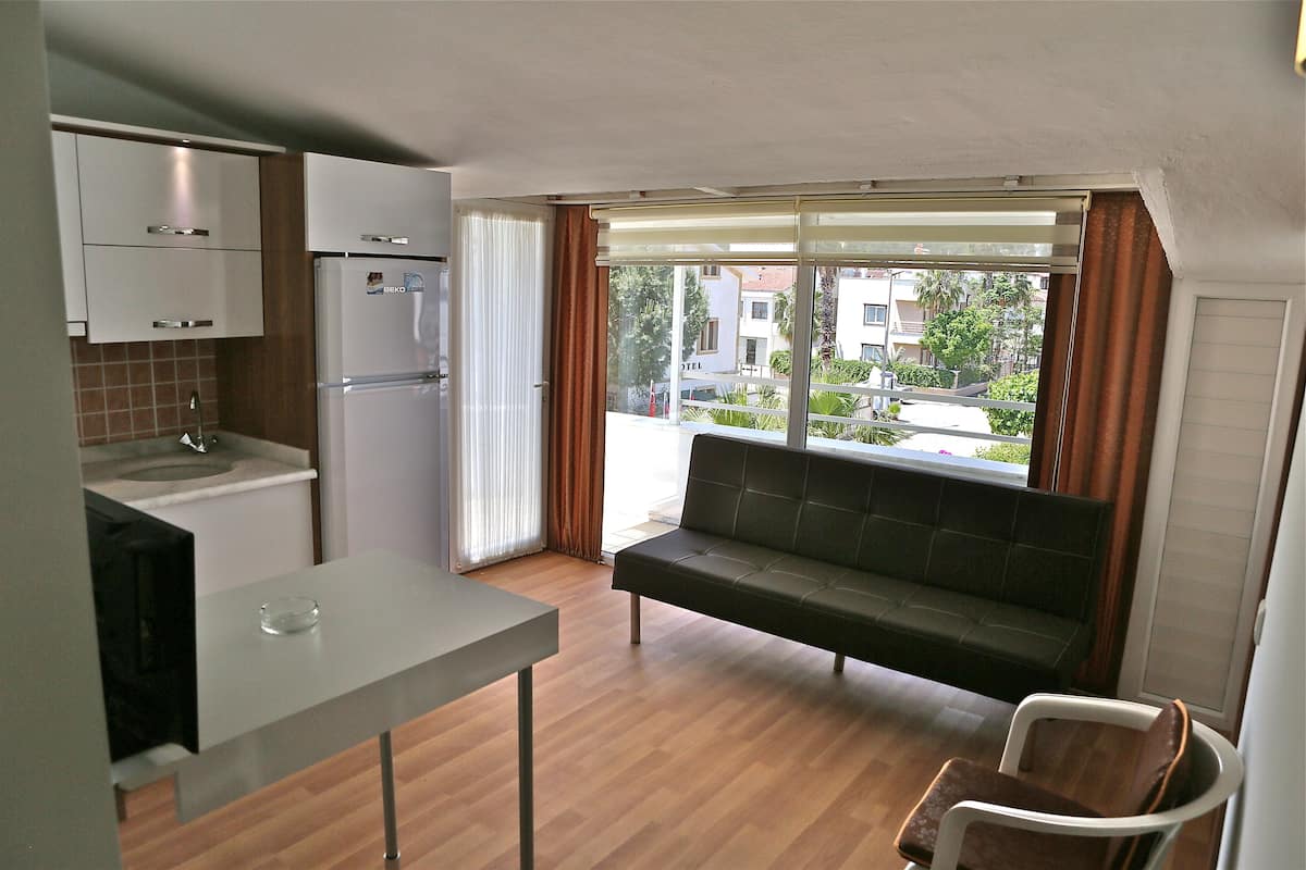 Apartamento luxo, 2 quartos, cozinha americana, vista para a montanha | Área de estar | TV