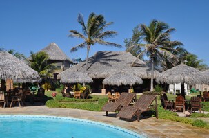 Piscina exterior, guarda-sóis, espreguiçadeiras 