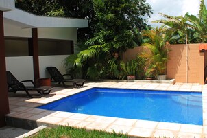 Piscina exterior, espreguiçadeiras 