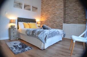 Quarto Duplo Deluxe, casa de banho anexa | Ferro/tábua de engomar, Wi-fi grátis, roupa de cama fornecida 