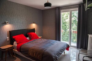 Quarto Clássico com Cama de Casal | Roupa de alta qualidade, secretária, quartos insonorizados