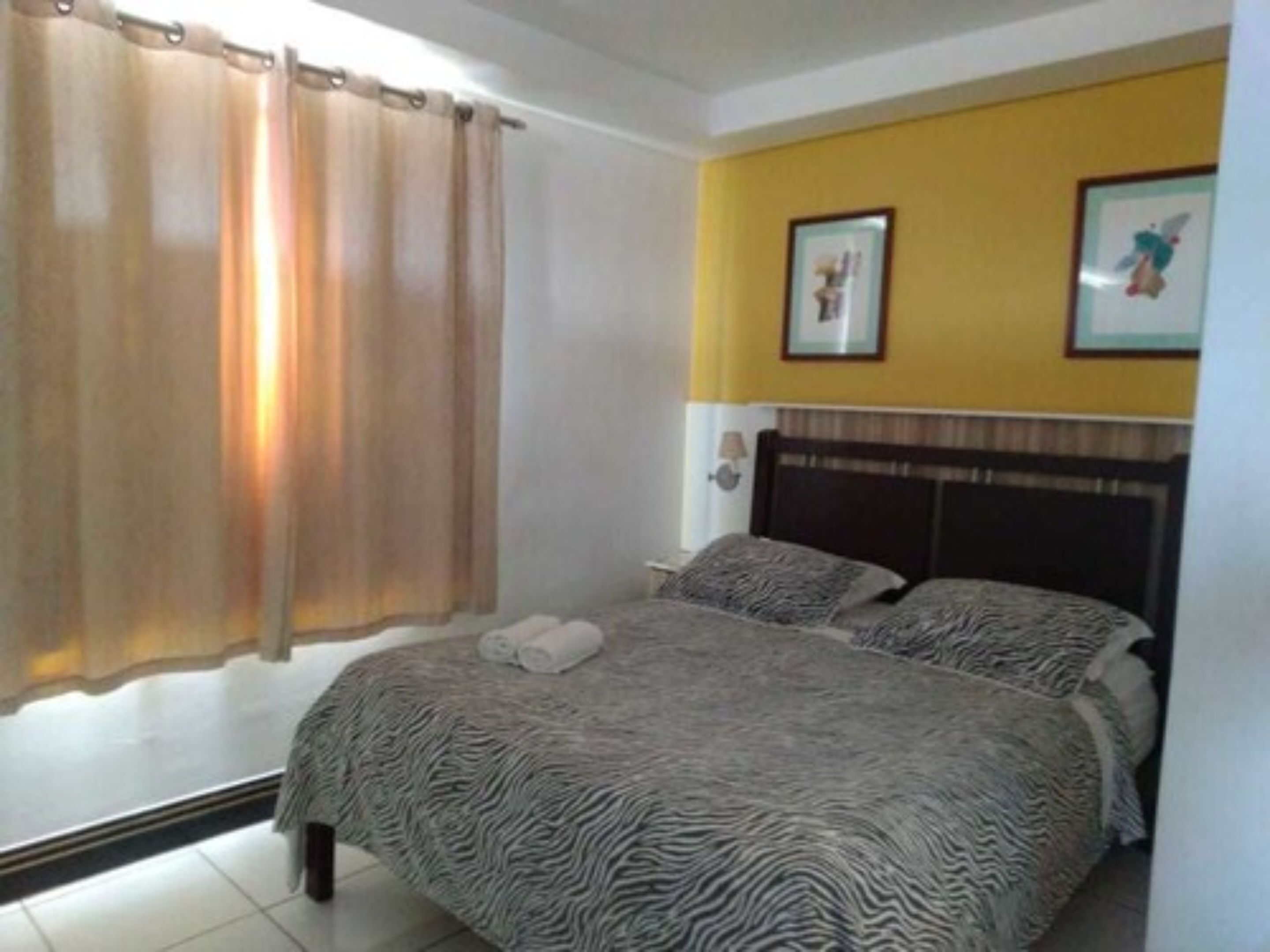 Frigobar, cofres nos quartos, escrivaninha, cortinas blackout