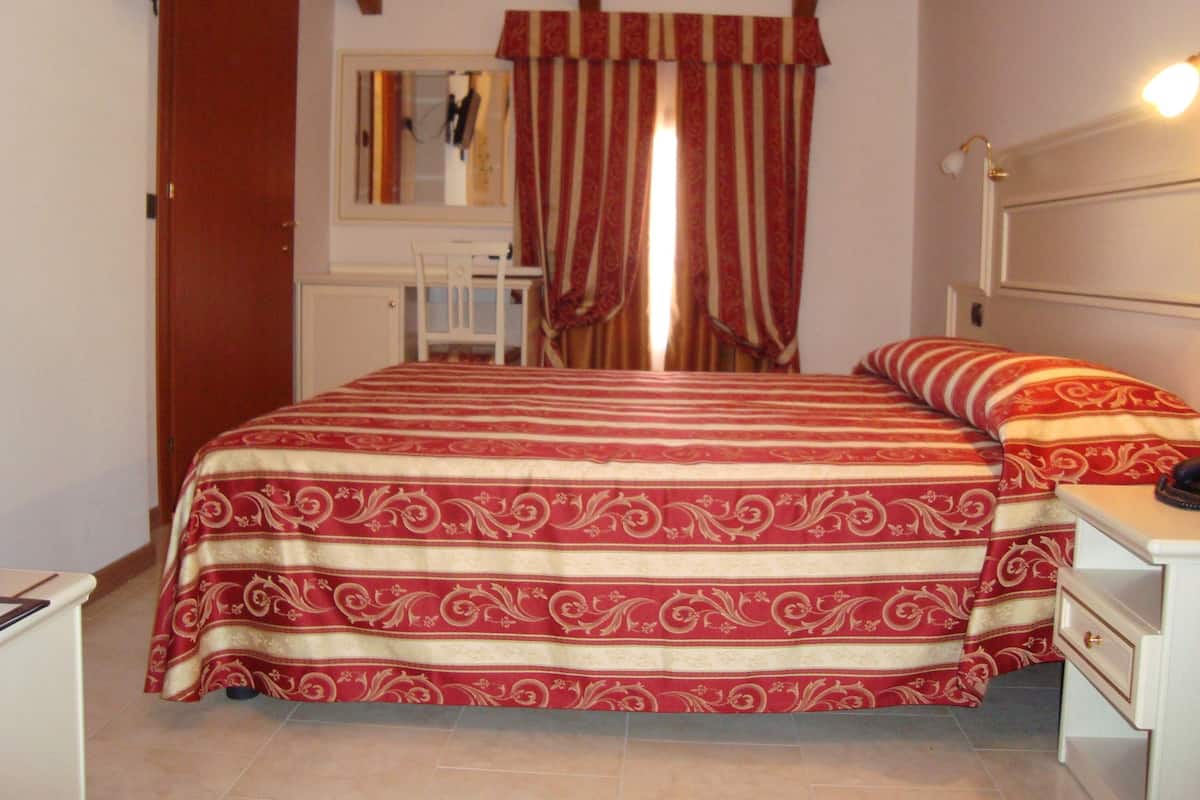 Quarto casal conforto | Frigobar (abastecido com alguns itens grátis), cofres nos quartos