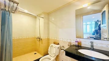 Chuveiro, produtos de toalete grátis, secador de cabelo, chinelos