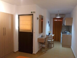 Estúdio, vista para o mar | Sala de estar | TV de ecrã plano 